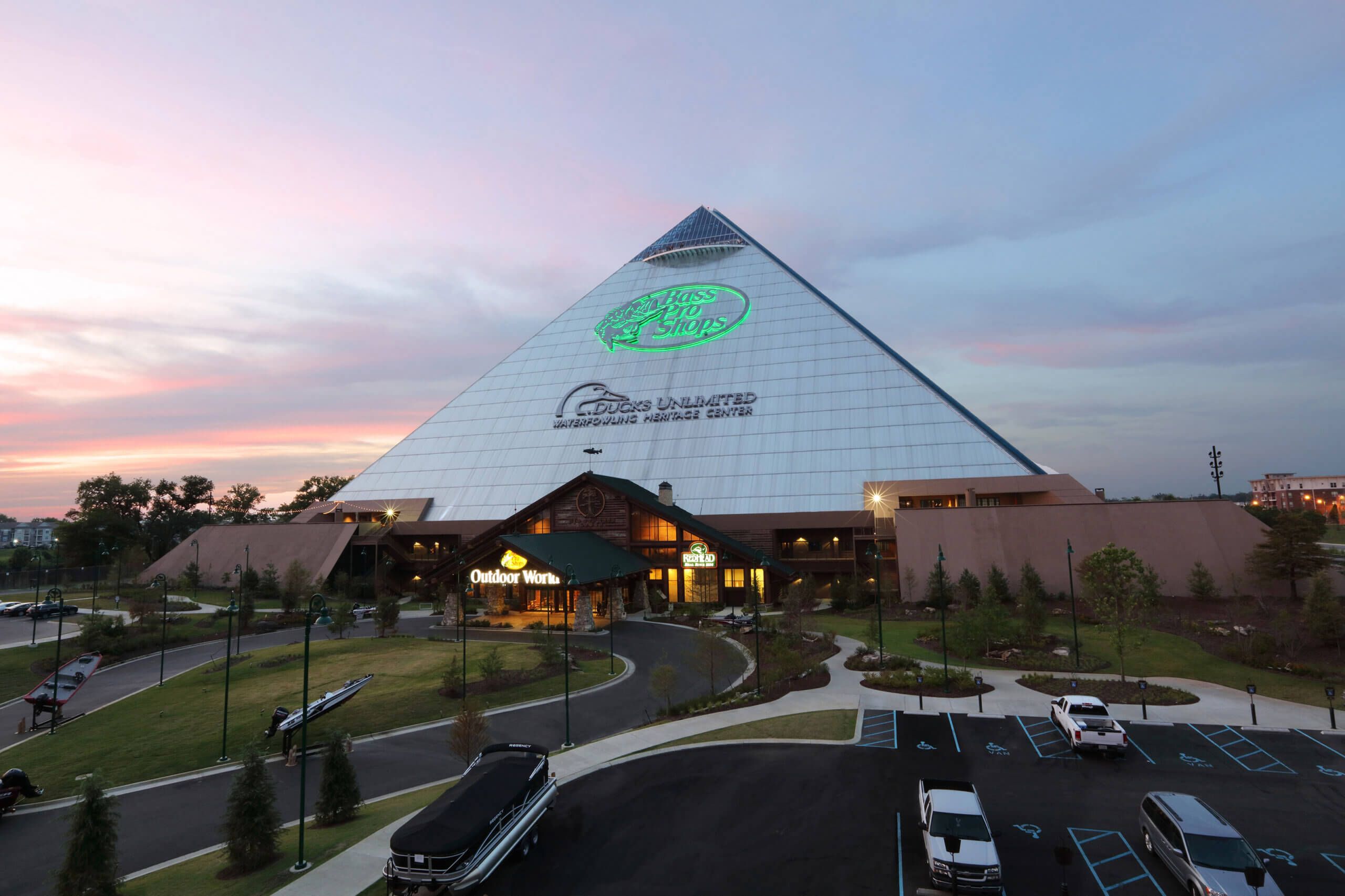 Bass Pro Shops at the Pyramid - Yates Construction